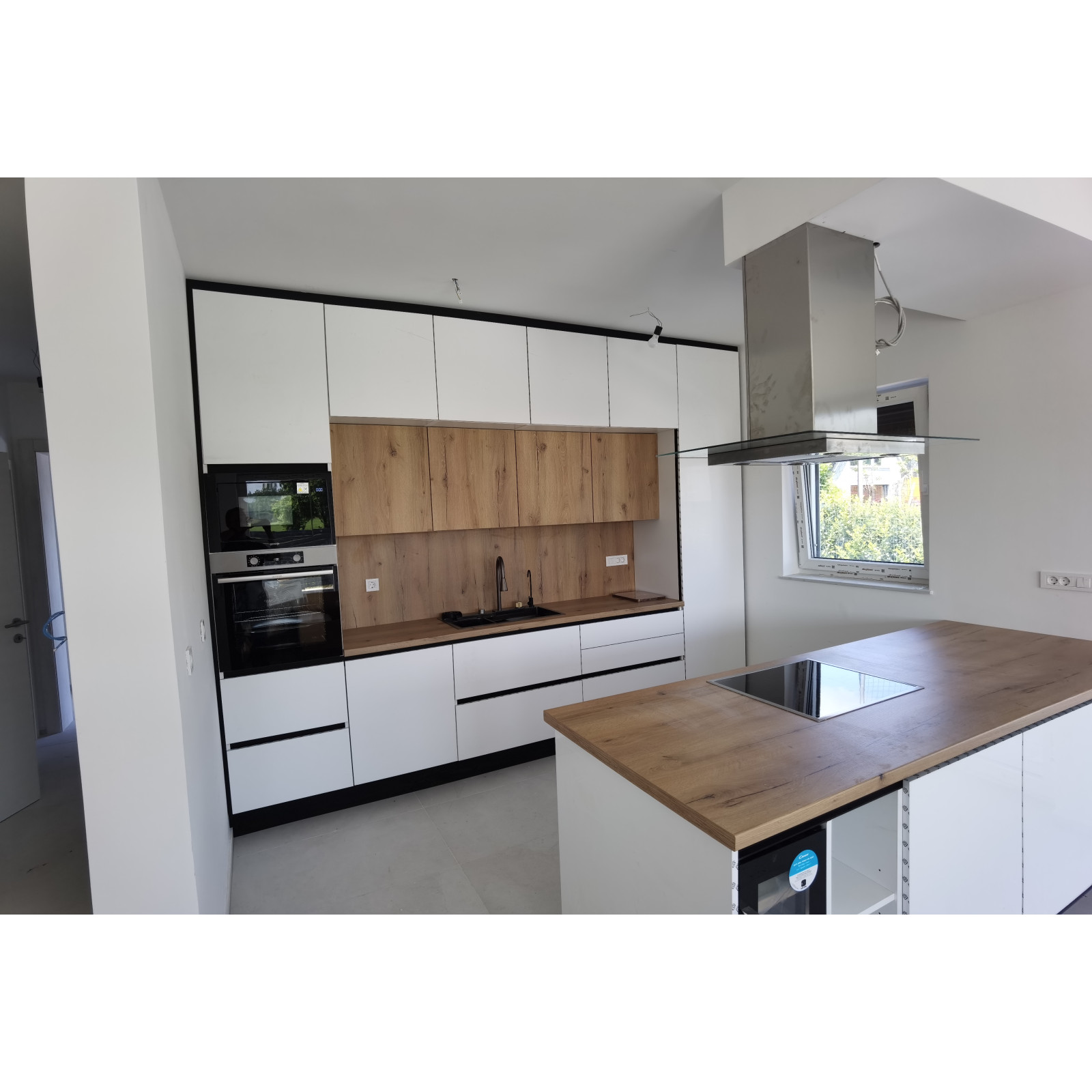 BREZROČAJNA KUHINJA BELA MAT / HRAST GRČA